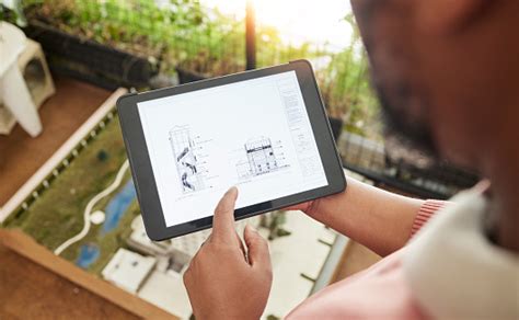 손 태블릿 및 건축 설계와 청사진 모델 및 시작 시 부동산 개발 계획 건축가 타이핑 및 건물 토목 공학 또는 부동산 앱을위한 터치 스크린 3차원 형태에 대한 스톡 사진 및