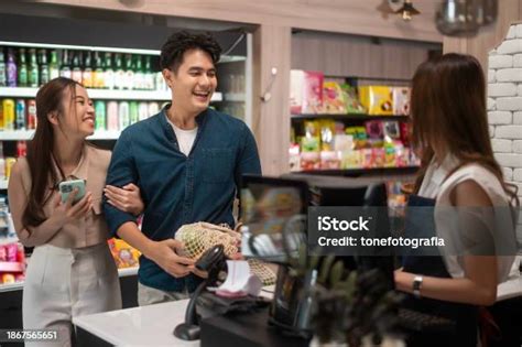 슈퍼마켓에서 쇼핑하는 아시아 커플 도시 생활 라이프 스타일의 개념 건강한 생활방식에 대한 스톡 사진 및 기타 이미지 건강한