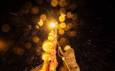 تصاویر شستشوی گنبد حرم امام حسین ع در آستانه محرم