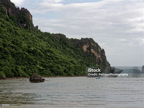 반구 콘 또는 카 롬 Muak Ao Manao 프라 추 압 키 리 칸에서 바닷물에 의해 침식 하는 피라미드 모양에 큰 바위 0명에 대한 스톡 사진 및 기타 이미지 Istock