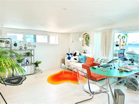 쓰는아도르 조금씩 하나씩 변화시키고 뜯어고치고 있는 우리의 공간이다 첫번째 신혼집은 거실도 방들도 너무 작아 필요한 가구만 사고 있는 공간에서 소품들로 집꾸미기