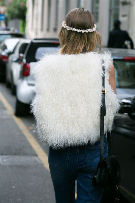 Street Style Mix De Texturas Segue Em Alta Pelas Ruas De Mil O Tend Ncia Vogue