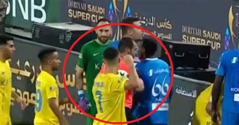 충격 실화냐 호날두 심판 향해 주먹질 제스처→진짜 칠 뻔했다 논란 팔꿈치 가격까지 사우디 진출 첫 퇴장