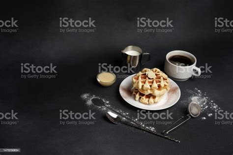 맛있는 와플 플레이트 카라멜 소스 커피 컵 우유 디저트 스푼 검은 콘크리트 배경에 여과기로 만든 수제 요리 복사 공간 0명에 대한 스톡 사진 및 기타 이미지 Istock