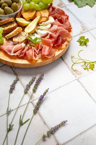 프로슈토 살라미 브루쉐타 치즈 올리브 흰 포도 및 배가 들어간 안티파스토 보드 나무 둥근 보드에 서빙하십시오 0명에 대한 스톡 사진 및 기타 이미지 Istock