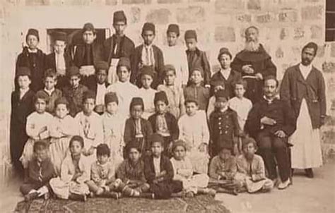 عكا طلاب ومعلمون في احدى المدارس العكية قديما عكا نت