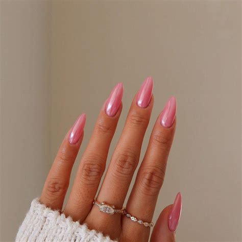 Ставим лайк 10 нежных нюдовых маникюров с блестками Thegirl