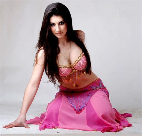 Gorgeous Belly Dancer Showing Off Her Beautiful Milk Wagons Bild