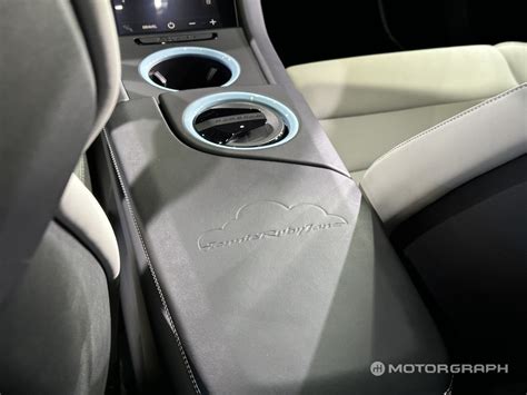 [포토] 구름에서 영감 받았어요 블랙핑크 제니를 위한 포르쉐 타이칸 모터그래프