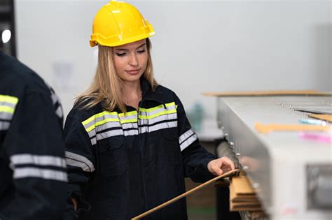 제지 공장에서 기계 종이 인쇄를 하는 엔지니어 백인 여성 20 24세에 대한 스톡 사진 및 기타 이미지 20 24세 Cmyk Cnc 장치 Istock