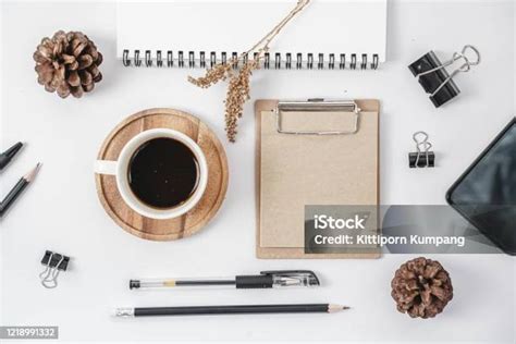 빈 노트북 컴퓨터 키보드 및 기타 사무용품이있는 흰색 사무실 책상 테이블 복사 공간이있는 상단보기 평평한 평신도 고정됨에 대한 스톡 사진 및 기타 이미지 Istock