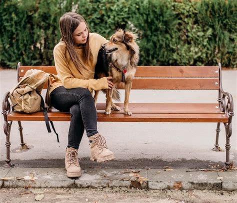 Bastante Joven Acariciando A Su Perro Foto Gratis