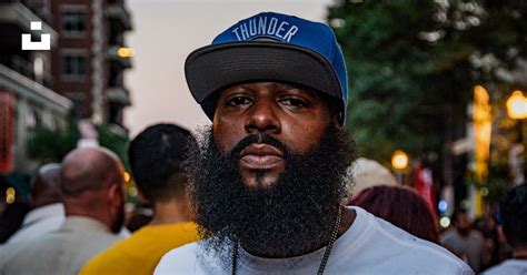 파란색 납작한 챙 모자를 쓴 흰색 크루넥을 입은 남자의 얕은 초점 사진 사진 Unsplash의 무료 사람의 이미지