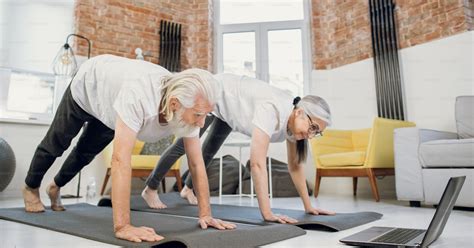 운동복을 입은 성숙한 남자와 여자가 무선 노트북으로 온라인 훈련을 보면서 포즈를 취하고 있다 공생 적극적인 은퇴 및 기술의 개념 사진 Unsplash의 우크라이나 이미지