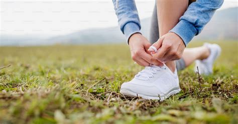 신발 끈을 묶는 알아볼 수없는 젊은 주자의 클로즈업 가을 자연 사진 Unsplash의 운동 이미지