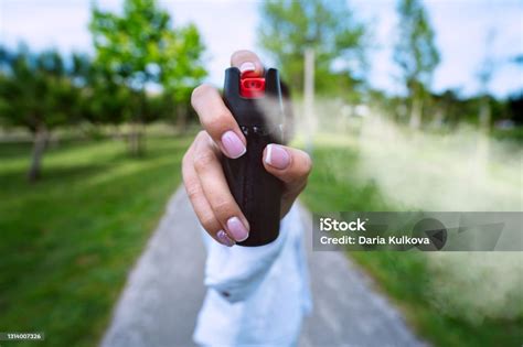 야외에서 자기 방어를 위해 후추 스프레이 또는 최루가스를 사용하는 여성 최루스프레이에 대한 스톡 사진 및 기타 이미지 최루스프레이 자기 방어 여자 Istock
