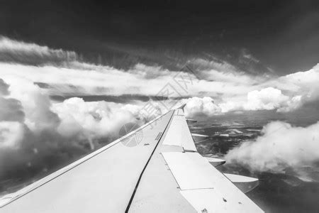 飞机窗口和蓝色多云的天空飞机窗口插图空中旅行主题客舱内部飞机窗口视图图片素材 正版创意图片503448995 摄图网