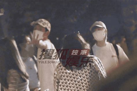 独家：井柏然刘雯与李宇春聚餐 饭后亲密搂腰回家