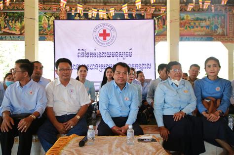 អភិបាលខេត្តកណ្តាល ចុះសួរសុខទុក្ខ និងនាំយកអំណោយមនុស្សធម៌