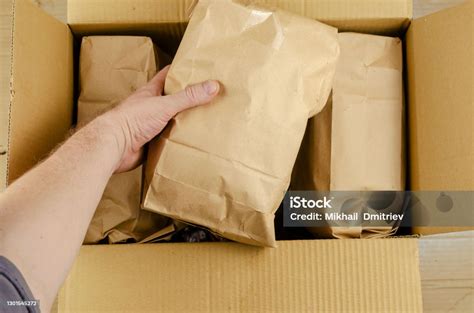 생태 포장 및 포장 개념 손을 열어 놓은 골판지 상자에서 종이 봉투를 꺼냅니다 3가지 개체에 대한 스톡 사진 및 기타 이미지 3가지 개체 가득 찬 가방 Istock