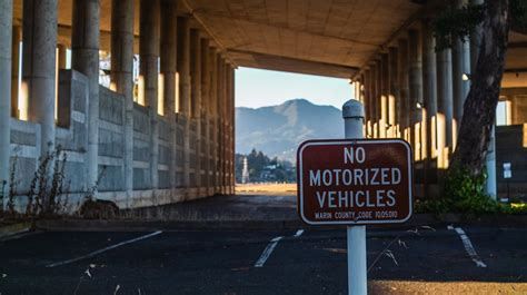 간판 건축 건축 환경 경고 경고 표시 경치 고가도로 공공 인프라 공지 공학적 구조 교통 구조 그늘 기둥 다리 도로 표지판 도시 경관 도시 계획