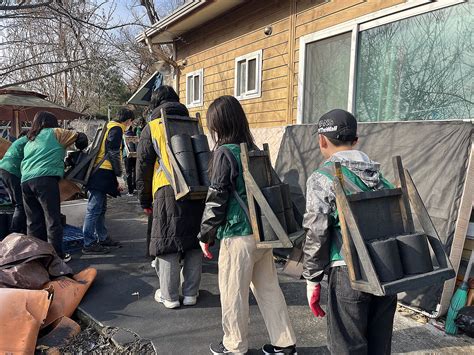 연탄 나르는 자원봉사자들 연합뉴스