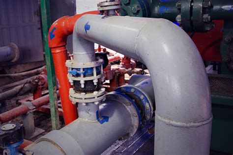 파이프 라인 밸브와 석유 및 가스 처리 공장 석유 및 가스 산업의 오일 파이프 라인 밸브 밸브는 화창한 여름 날에 필드에 석유 파이프 라인을 플러그 가솔린에 대한 스톡 사진