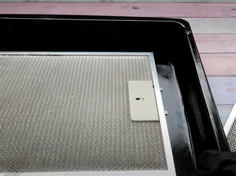 Як почистити фільтр витяжки від жиру та нальоту — хитрість як це просто зробити