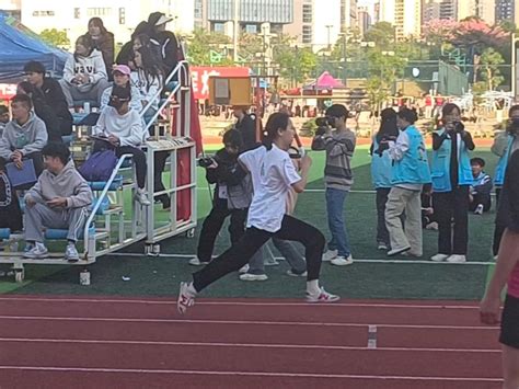 校运会喜报我院学子在女子甲组4400米接力决赛中喜获佳绩 外国语学院