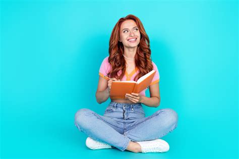 사랑스런 젊은 아가씨의 전체 길이 사진 빈 공간 노트 쓰기 세련된 분홍색 옷 청록색 배경에 고립 된 옷 20 24세에 대한 스톡 사진 및 기타 이미지 Istock