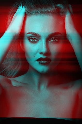 Rgb 컬러 분할 효과로 긴 머리 클로즈업 스튜디오 초상화를 가진 아름다운 여성 20 24세에 대한 스톡 사진 및 기타 이미지 20 24세 3차원 형태 고풍스런