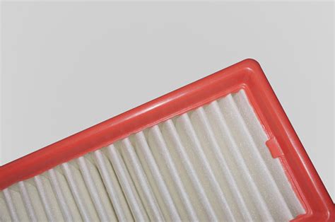 밝은 배경에 자동차 공기 필터가 클로즈업되어 있다 정비를 위한 차 예비 품목 0명에 대한 스톡 사진 및 기타 이미지 0명