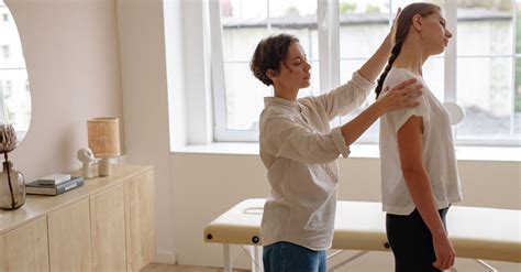실내 개인맞춤 케어 건강 건강 세션 대체 의학 돌보다 마사지 테이블 물리 치료 믿음 상의 서있는 자세 세션 수동 요법 신체 정렬 실습 여성