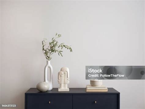 복사 공간 네이비 화장실 꽃병 책의 녹색 잎 조각 및 개인 액세서리가있는 우아하고 뛰어난 공간의 미니멀리스트 구성 가정 장식 템플렛 인테리어 디자이너에 대한 스톡 사진 및