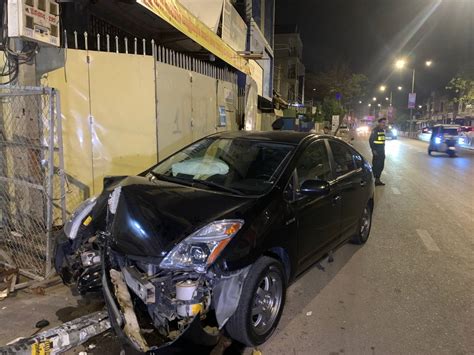 រថយន្តព្រូស បើកលឿនជ្រុលទៅបុកបង្គោលភ្លើងនិងរបងផ្ទះប្រជាពលរដ្ឋ សារព័ត៌មាន នគរវត្ត