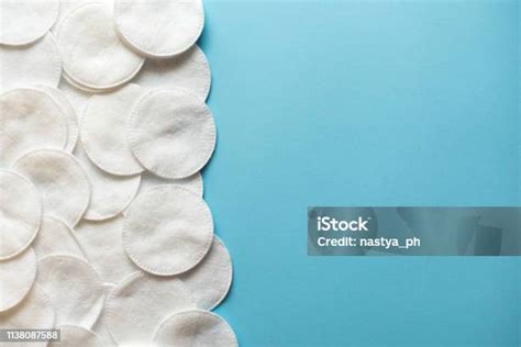 파란색 배경 클로즈업 메이크업을 제거 하기 위한 면 패드 복사 공간 텍스트 위치 0명에 대한 스톡 사진 및 기타 이미지 0명