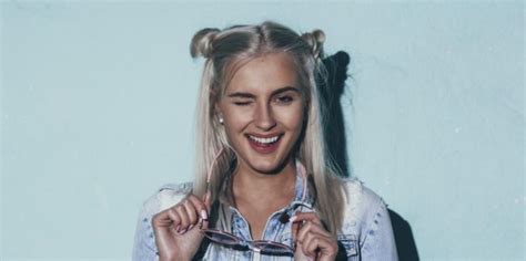 5 Iconic 90s Fashion Trends That Are Making A Comeback Yourtango
