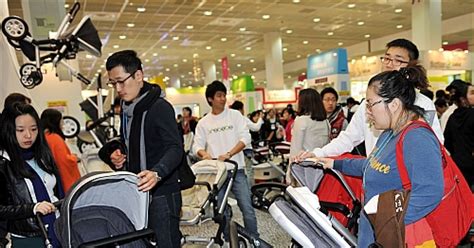 베이비페어 찾은 젊은 부부들