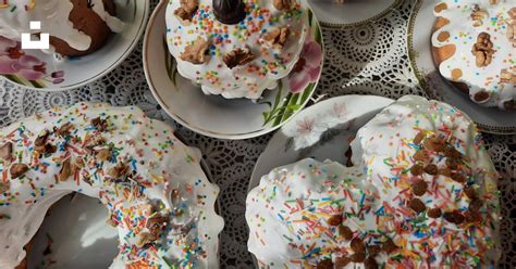 흰색과 파란색 꽃 세라믹 접시 도넛 사진 Unsplash의 무료 음식 이미지