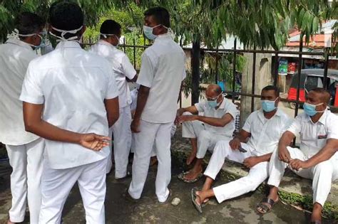 සෞඛ්‍ය වර්ජනයෙන් රෝගීන් ට පීඩා කොවිඩ් රෝහලකත් සේවකයින් වර්ජනයේ