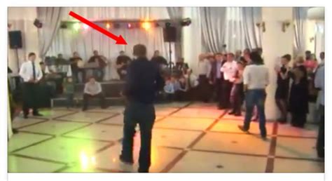 ქორწილში წყნარი სიმღერა იყო შემდეგ შავებში ჩაცმული ბიჭი გამოვიდა