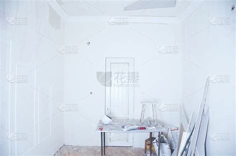 室内有空白的白板，桌子上有物体和其他物品。