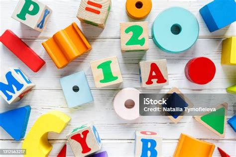 나무 아이들은 나무 테이블에 Abc큐브 교육 장난감 블록 피라미드 연필 숫자 유치원 유치원 또는 보육원을위한 장난감 텍스트공간을 복사합니다 위쪽 보기 0명에 대한 스톡 사진