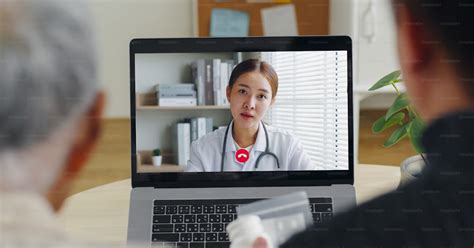 아시아 노인 여성 회색 머리 80 90s 의사와의 화상 통화 원격 의료 원격 의료 개념 사진 Unsplash의 건강 검진 이미지