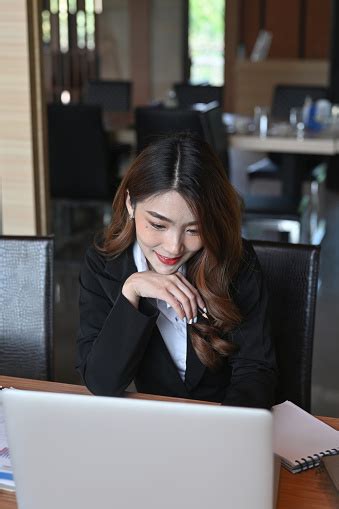 먼지 Pm25를 제거하는 필터 및 청소를위한 거실의 공기 청정기 25 29세에 대한 스톡 사진 및 기타 이미지 25 29세 경제 계획 Istock