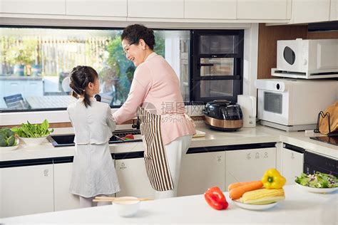 小女孩和奶奶一起做家务高清图片下载 正版图片502504576 摄图网