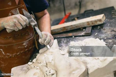 남자 조각가 조각 가슴 석고 인간의 여성 조각을 만듭니다 동상 공예 창조 워크샵 끌에 대한 스톡 사진 및 기타 이미지 끌 여자 조각상 Istock