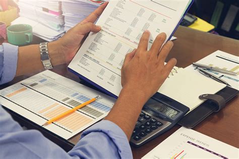 사업 논의 월별 판매 예측 분석 차트 및 계산 결과 빈티지 효과 위해 계산기를 사용 하 여 비즈니스 및 금융 사무실 작업의 개념 개념에 대한 스톡 사진 및 기타 이미지