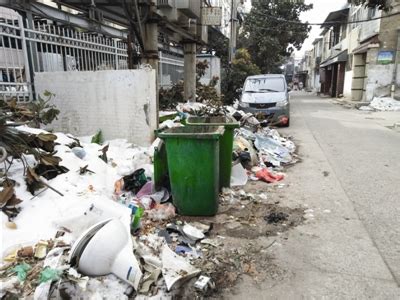 路边垃圾成堆 影响市容环境 百姓热点 新闻