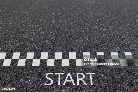 흰색 출발선 표시 콘크리트 고속도로 표면 질감이 있는 아스팔트 도로입니다 거친 구조 그런 지 돌 배경의 패턴입니다 0명에 대한 스톡 사진 및 기타 이미지 Istock